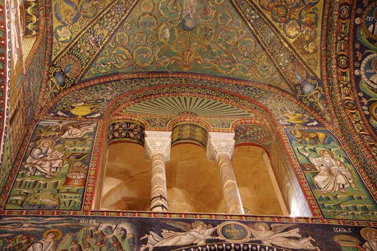 Mit offenem Mund bestaunt man die vielen alten Mosaiken in Ravenna.