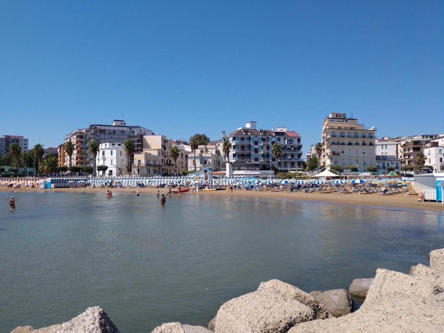 Die kalabrische Küste am ionischen Meer rund um die Stadt Crotone